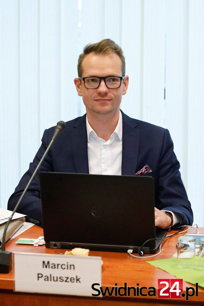 Polityczny bój o przewodniczącego i exposé prezydent Świdnicy. Radni ...