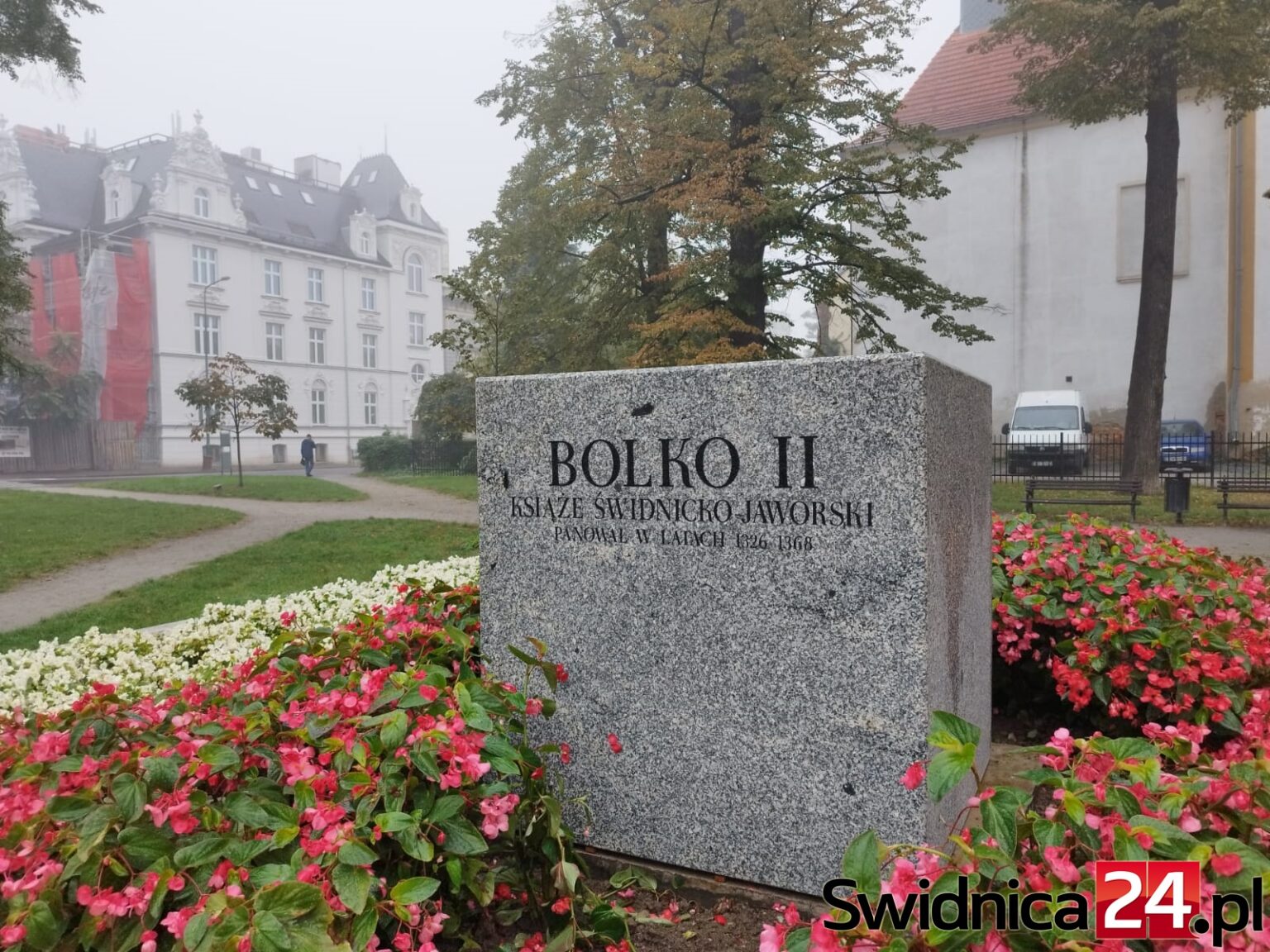 Na skwerze Lecha Kaczyńskiego stanął cokół pod pomnik świdnickiego ...