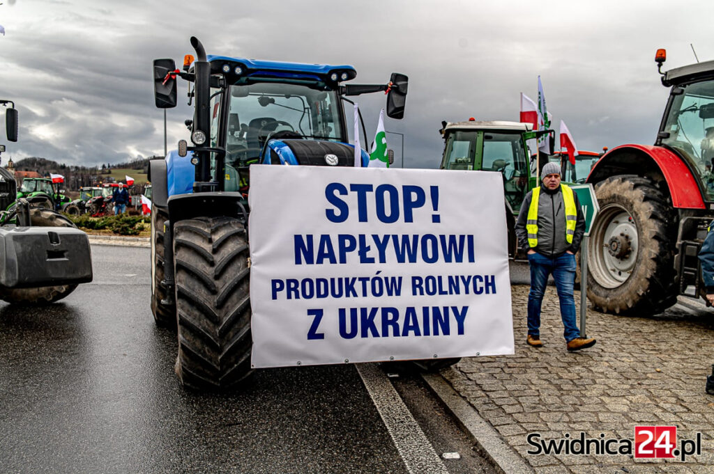 „Unia żre i baluje, a polski rolnik bankrutuje”. Rolnicy wyjechali na ...