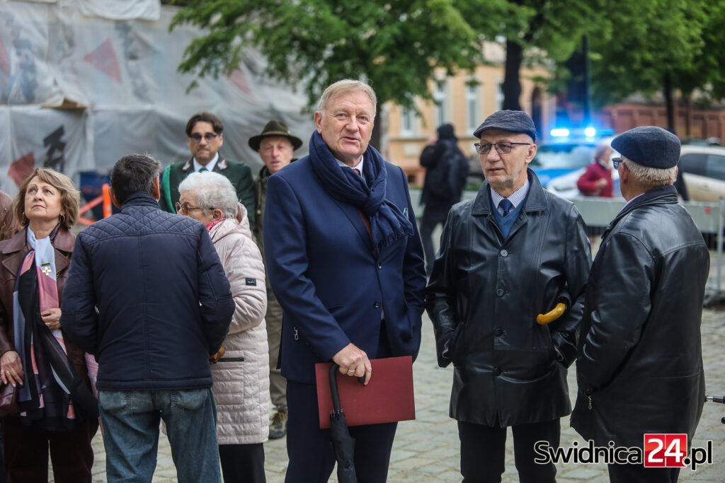 Pomnik Bolka II odsłonięty w strugach deszczu. „Oto nasz bohater ...