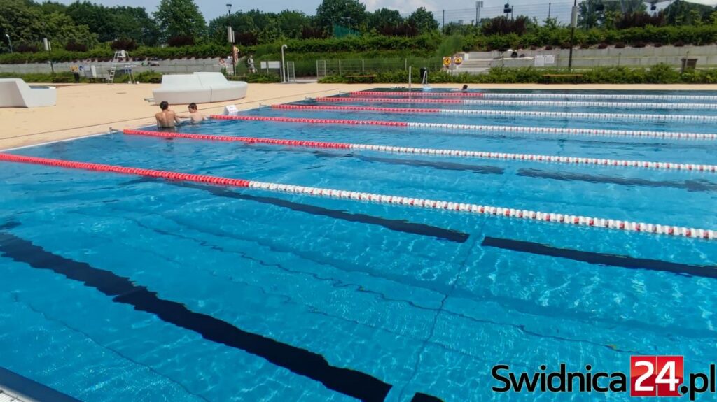 Pierwsi chętni do plażowania i kąpieli. Letni basen w Świdnicy otwarty [FOTO/VIDEO] - Swidnica24 ...