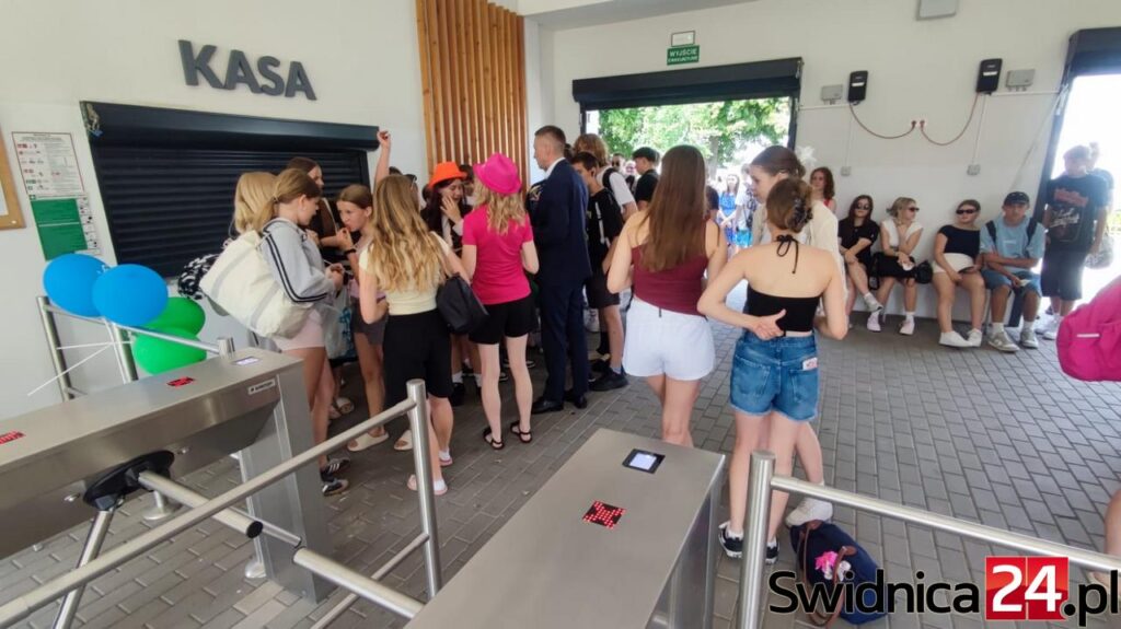 Pierwsi chętni do plażowania i kąpieli. Letni basen w Świdnicy otwarty [FOTO/VIDEO] - Swidnica24 ...