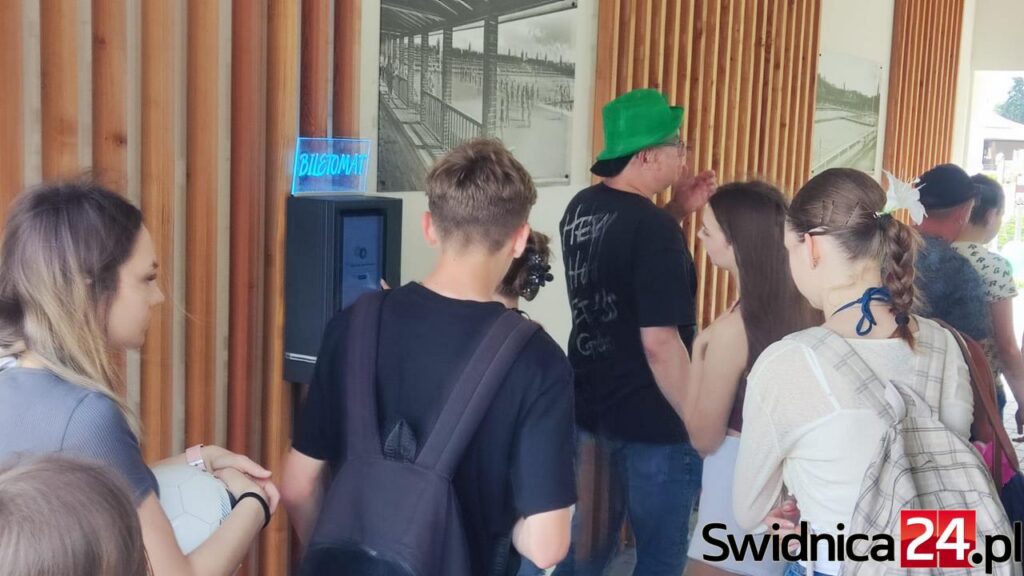 Pierwsi chętni do plażowania i kąpieli. Letni basen w Świdnicy otwarty [FOTO/VIDEO] - Swidnica24 ...