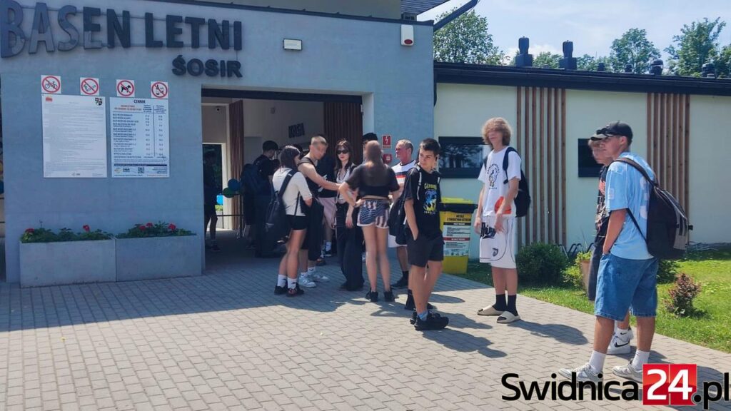 Pierwsi chętni do plażowania i kąpieli. Letni basen w Świdnicy otwarty [FOTO/VIDEO] - Swidnica24 ...